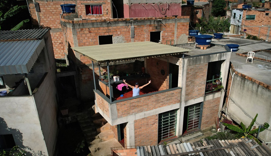 La "humilde" vivienda de una favela en Brasil que ganó un premio internacional como "casa del año"